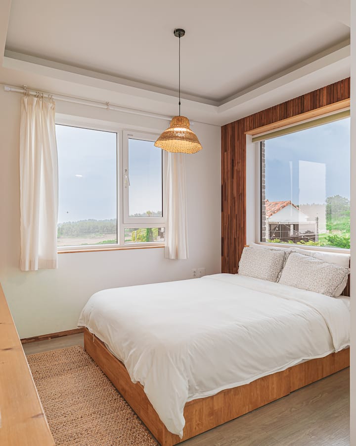 애월 노을뷰가 가슴벅차게 아름다운 감성 1.5룸 C#4(유아용품제공)[르빌리지애월] - Jeju-si