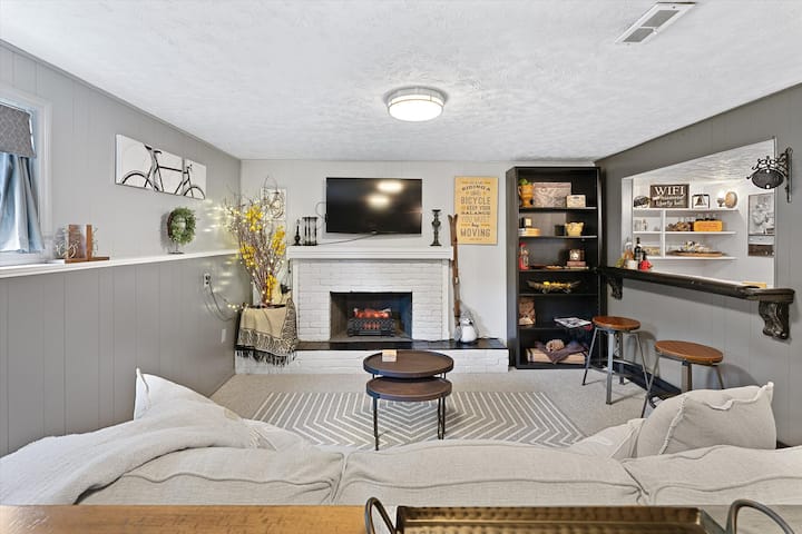 Mid-century Retro Whitworth University Flat - Spokane, WA