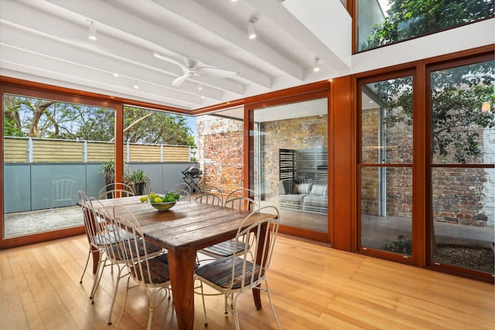 Light-filled 4 Bed Cottage - Sydney