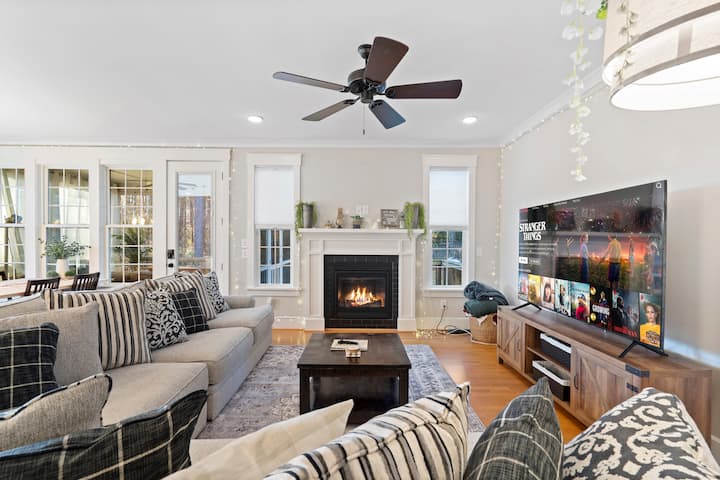 Cozy Home Near Cary & Apex W/ Porch & Fenced Yard - Cary, NC