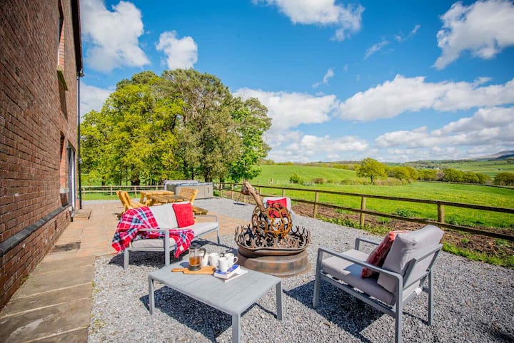 Green Grove Farmhouse, 5 Bedrooms With A Hot Tub - ウェールズ