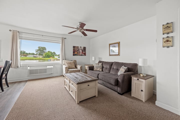 Beautiful Waterfront Apartment On Pretty Lake - Hampton, VA