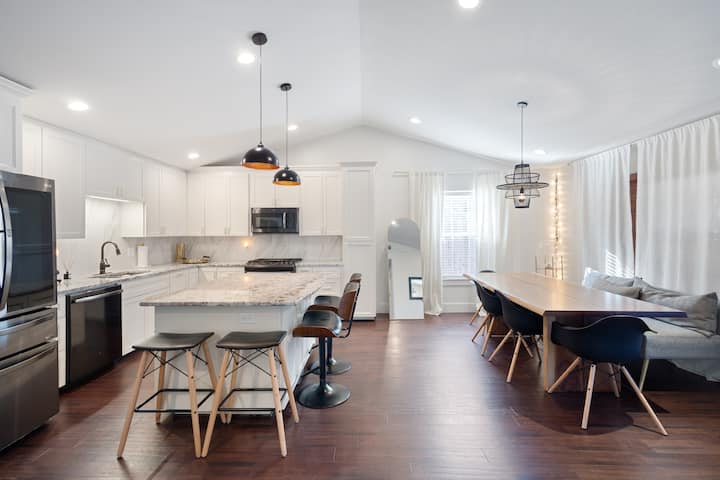 Spacious Large Group Stay | 5 Private Bd 3 Full Ba - Austin