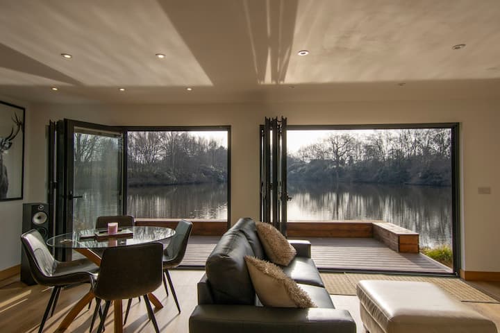 Beautiful Detached  Luxurious Home With Hydropool - Crawley