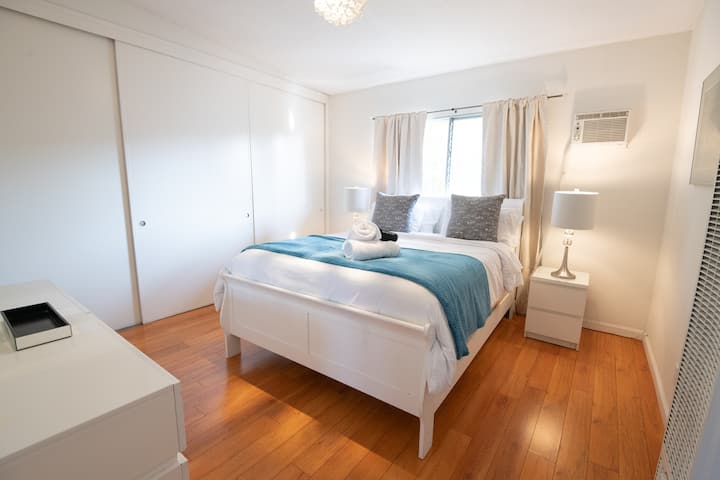 Spacious & Sun-drenched Weho, 2 Bed/1bth W Parking - West Hollywood