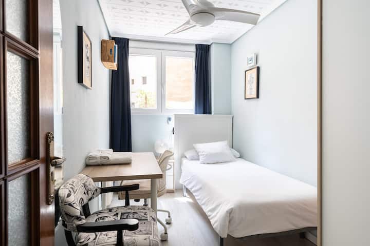 Best Location: Mestalla, Single Bed, Free Coffee - Paterna