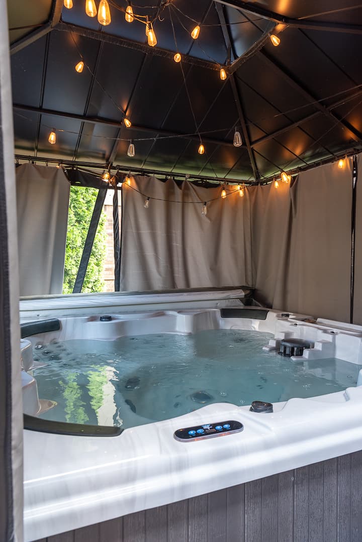 Weekend Suburban Retreat - Sterling Heights, MI