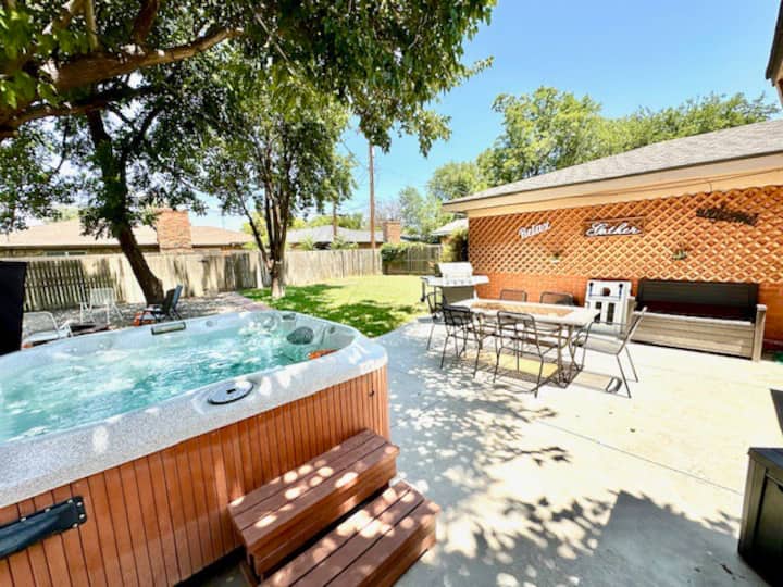 Scarlet Sunsets - 5-bedroom Home With Hot Tub - Lubbock, TX