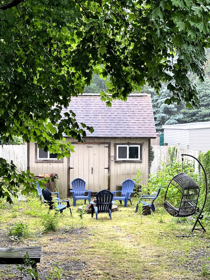 East Rock Grad Student House Near The Yale Shuttle - New Haven, CT
