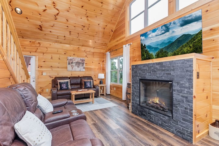 Loaded And Prime Location! Moonshine By Coffykrohn - Pigeon Forge, TN