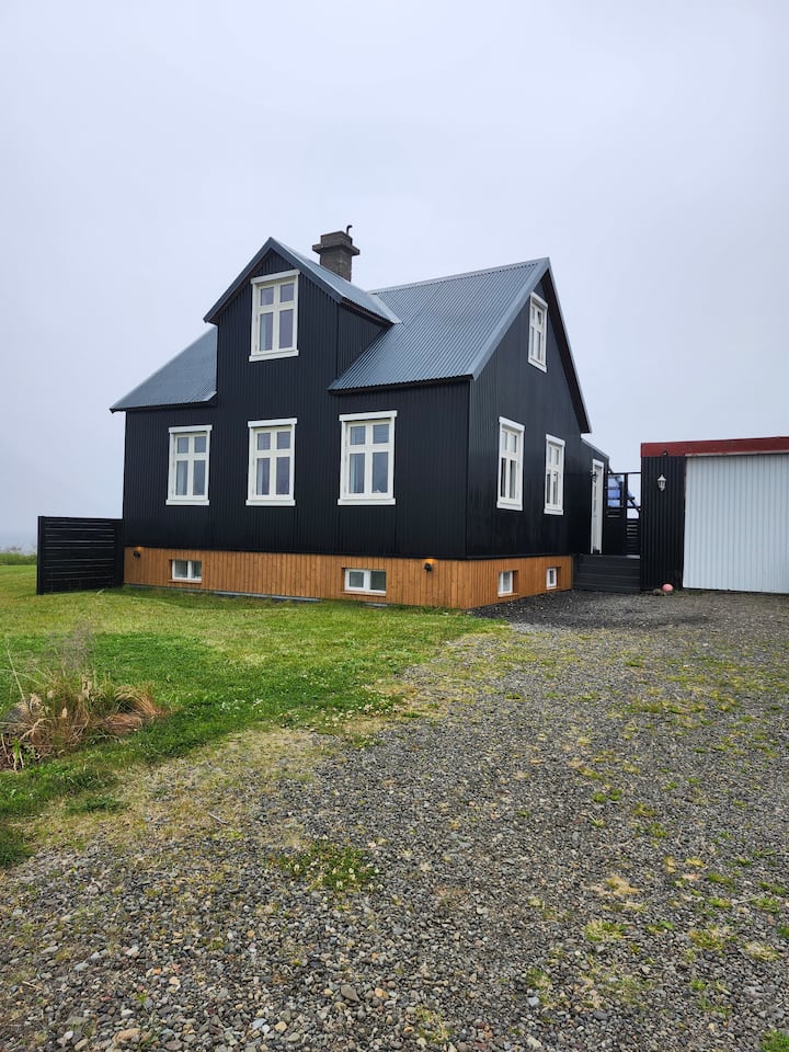 Ocean Front, Mountain View, Private Hot Tub - Islande