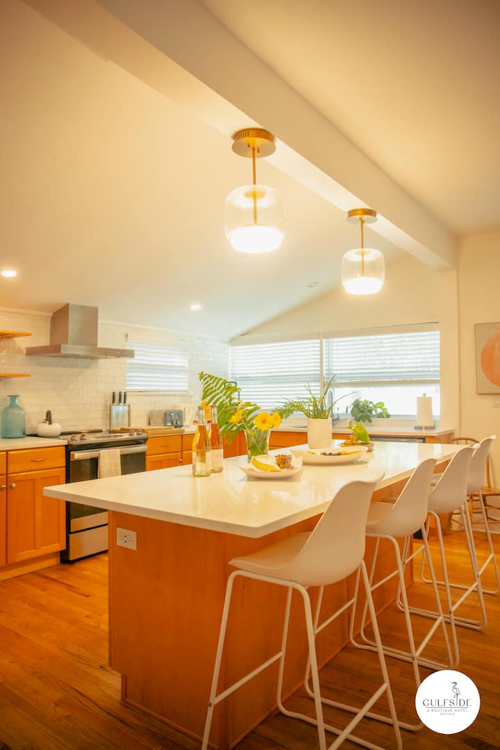Gulfside Resort:  3 Bed, 2 Bath /Pool Access - St. Pete Beach, FL