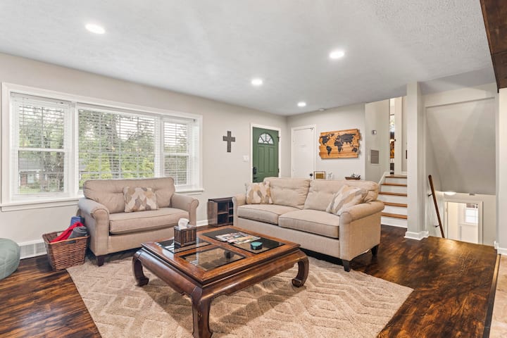 The Holly & Ivy - Close To Lu | 4b/2ba |Games, Den - Lynchburg