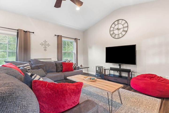 The Holly & Ivy - Close To Lu | 4b/2ba |Games, Den - Lynchburg, VA