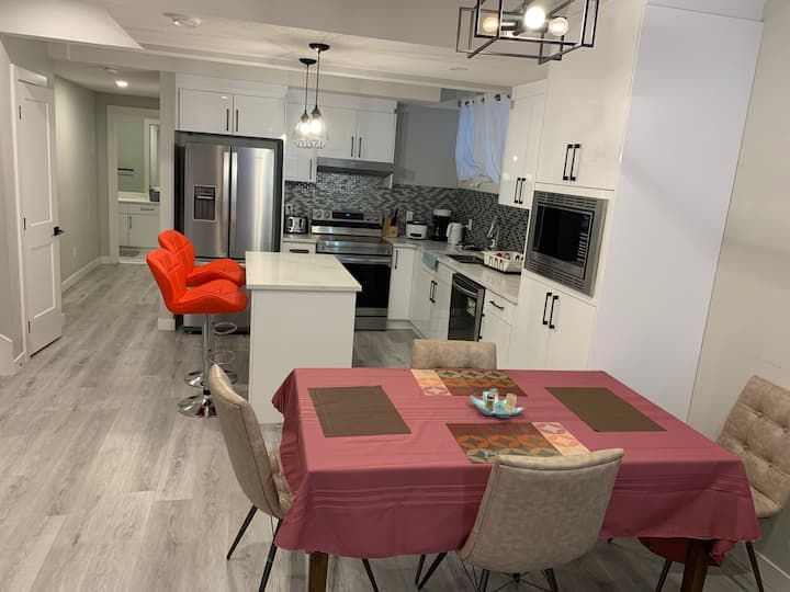 2brm Legal Suite,private Entranc, Seperate Furnace - Edmonton, Canada