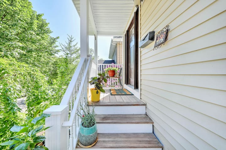 Charming Home Centrally Located, 5 Minutes Walking To Wayland Square And Brown University. Yours For A Long Weekend To Enjoy With Your Family. A Complimentary Bottle Of Moet To Welcome You. - Providence, RI