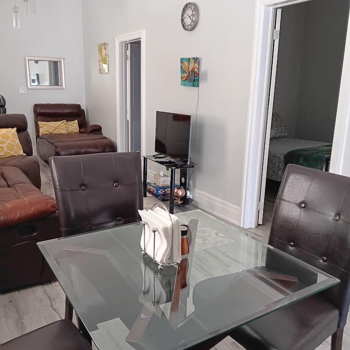 Paradise Home - Home Away From Home - Windsor
