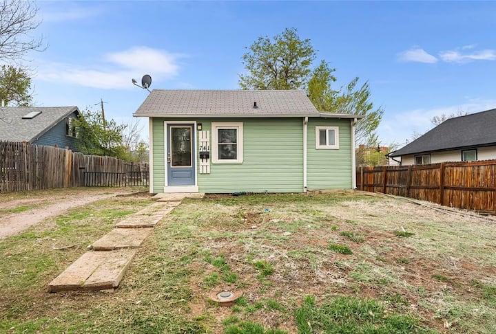 Cute 2 Bedroom Cottage Near Light Rail And Parks. - Denver, CO