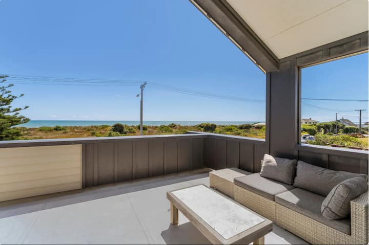 ŌTaki Beachfront Stunner! - Ōtaki Beach