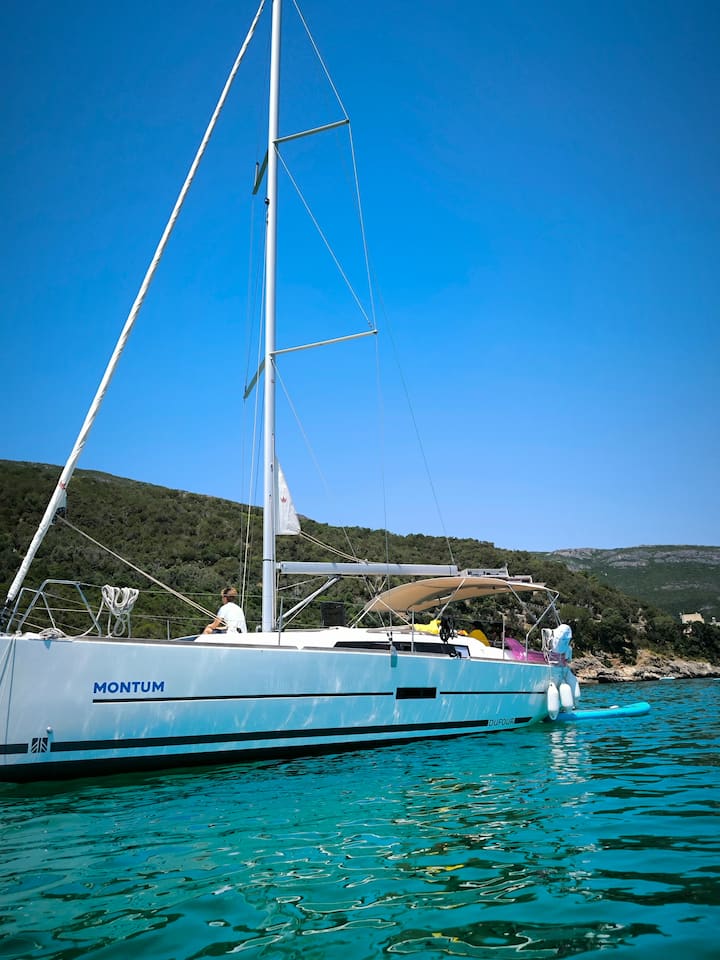 Montum - Sleeping On A Yacht Experience - Setúbal