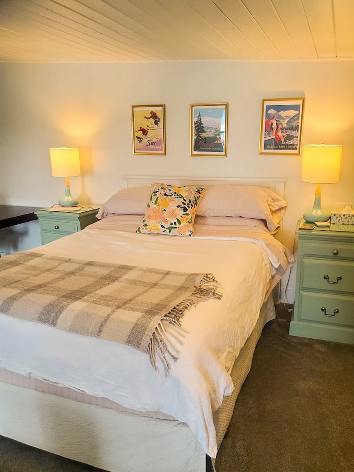 Spacious Private Lakeview Room- Westshore - Vernon, BC, Canada