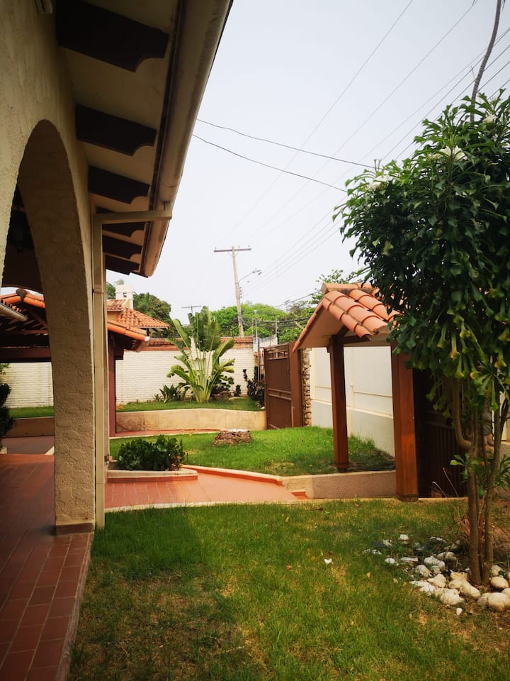 Hermosa Casa Frente Al Club De Tenis Urbari - Bolivia