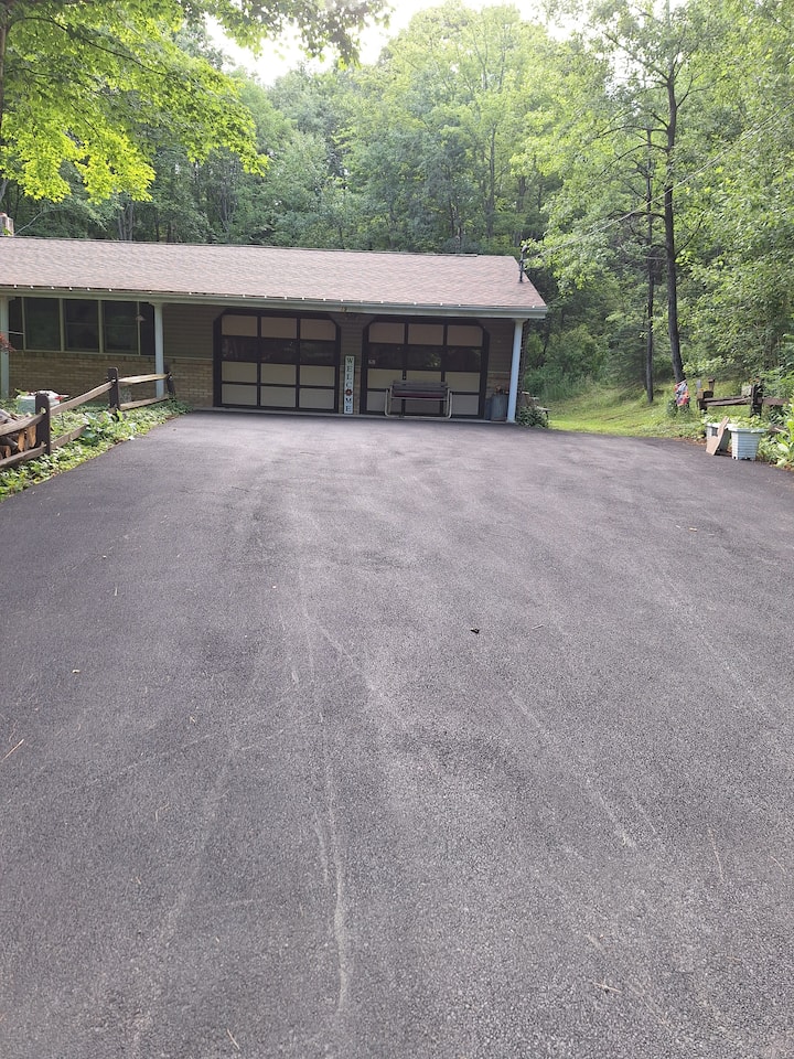 Welcome To Serenity. Country Setting. All 1 Floor. - Weaver Lake, Windsor