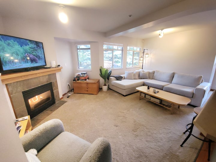 3 Br Condo With Heated Pool & Hot Tub In Village - Whistler