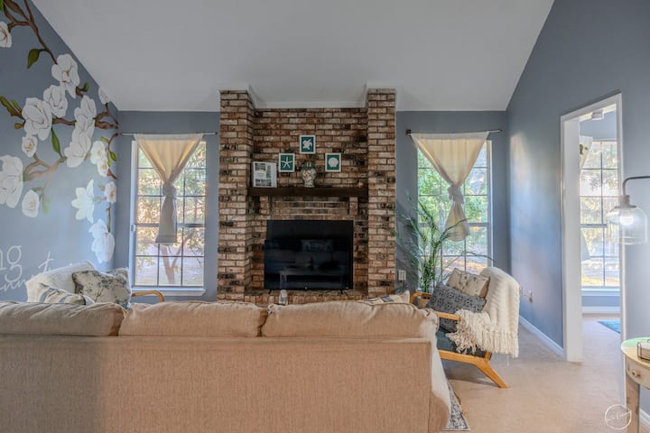 Vibrant King Bed Suite, 4br, & Beach 5 Min Away! - Biloxi, MS