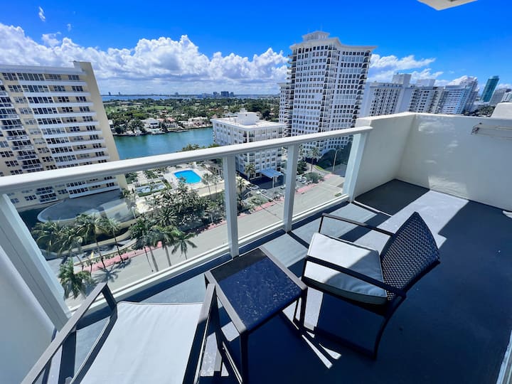 2br Apt Beach Access Loungers & Free Valet Parking - Miami Beach, FL