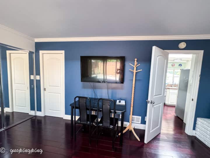 Spacious And Bright Master Suite In Los Altos. - Los Altos, CA