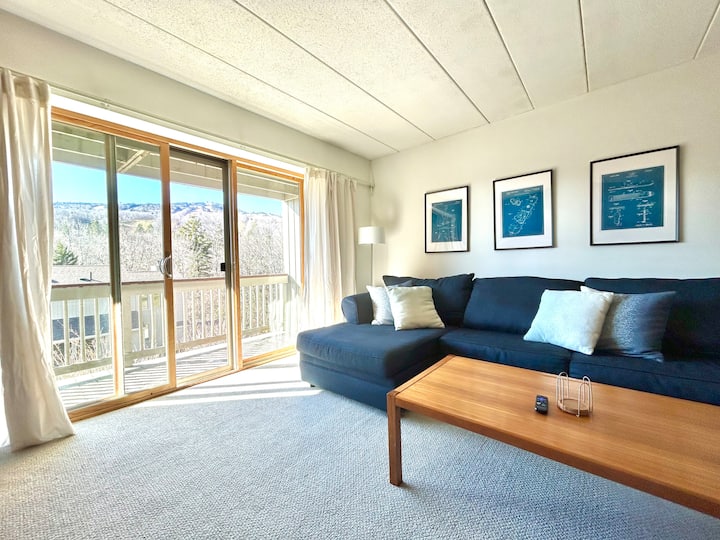 Cozy Mt Snow 1-bed W/ Fireplace & Mountain View - Vermont