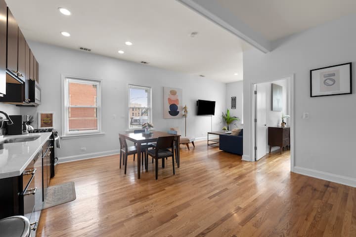 Roomy Getaway Located In Vibrant Lincoln Park - Chicago, IL