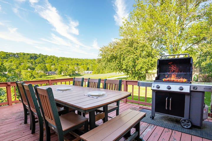 Galena Retreat For 14! Hot Tub + Game Room + Golf - Galena, IL