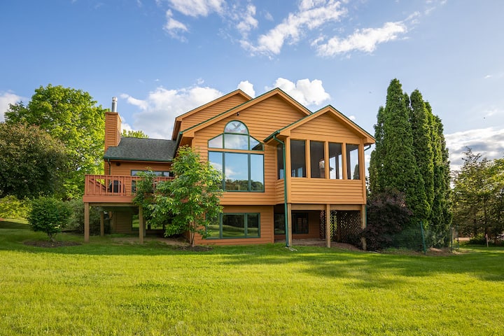 6 Br Home, Winter Escape, Hot Tub, Game Room - Galena, IL