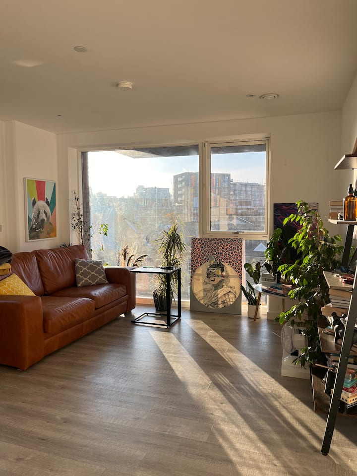 Bright Canal View Apt + Balcony | Quick To Central - City of London