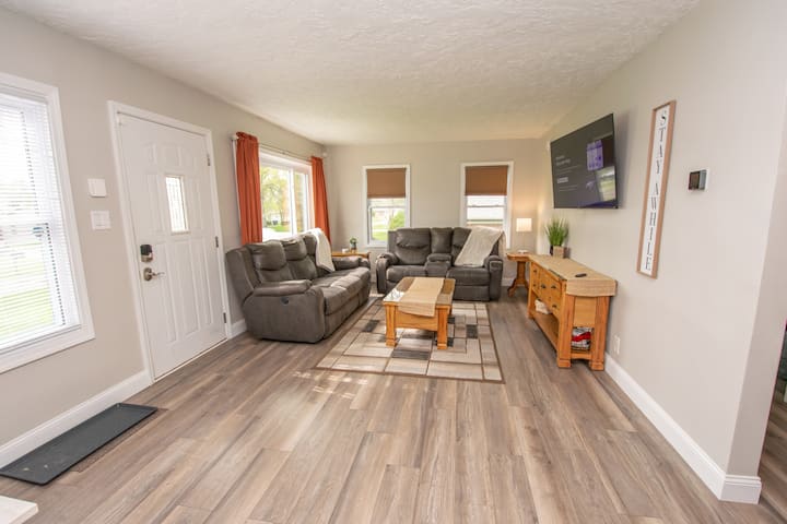 ★ Game Room ★ Renovated 2 Bedroom Entire House - Muncie, IN