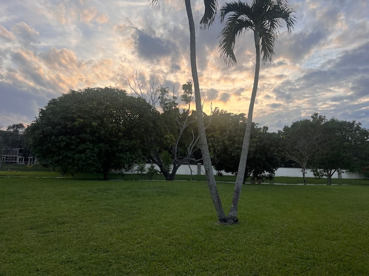 Huge Entire Waterfront Garden, Quiet Vacation Home - Coconut Creek, FL