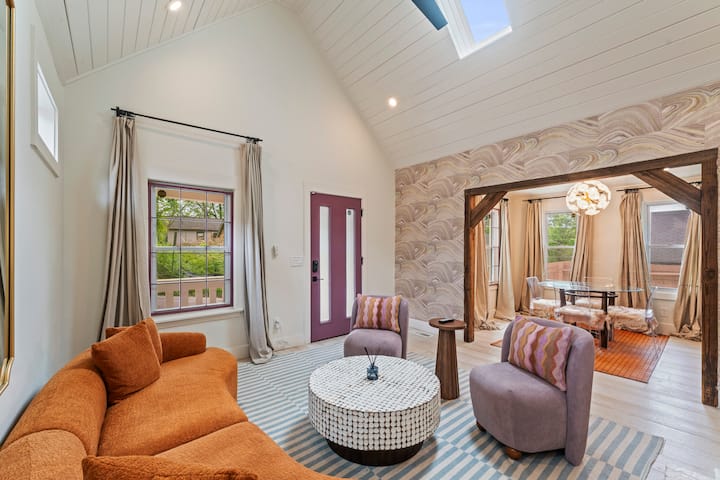 Cute & Cozy Stay; Skylight View + Free Parking - Atlanta, GA