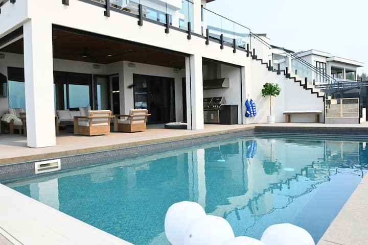Luxury Suite With 180° Lake Views, Pool, Hot Tub - Kelowna