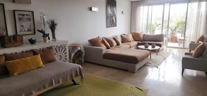 Superbe Appartement En Résidence Sécurisée Avec Une Belle Terrasse Et 2 Places De Parkings. - Casablanca