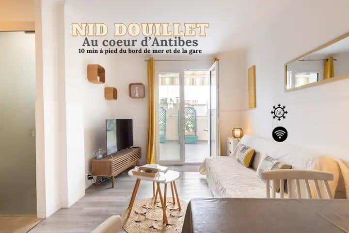 Nid Douillet Sur La Côte D'azur - Antibes