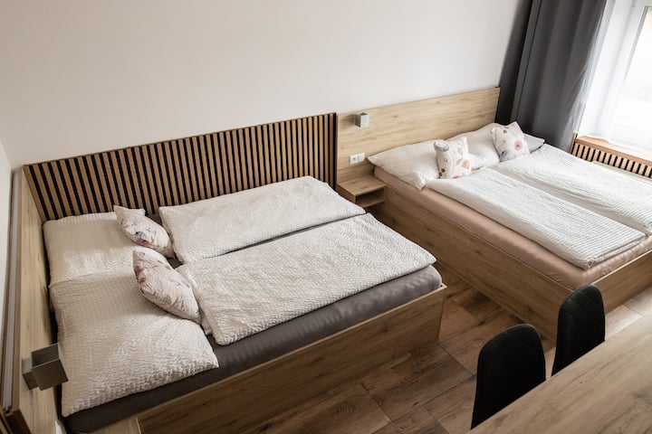 Hotelový Rod. Pokoj č. 13  V Hotelu U Kociána 7os - Rožnov pod Radhoštěm