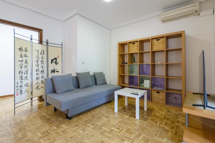 Cozy Apartment Near Avenida De América - Madryt