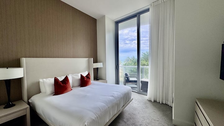 Modern Beachfront Condo With Partial Ocean-view - Sunny Isles Beach