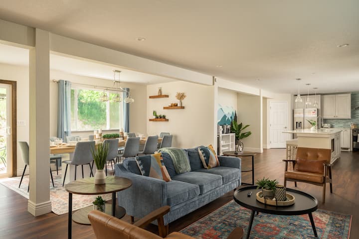 Spacious 5br | King Beds, Fire Pit & Big Kitchen - Arvada, CO