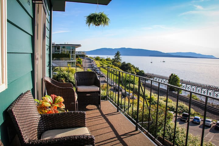 Bayside Apartment #4- Top Floor Waterfront Views - Bellingham, WA