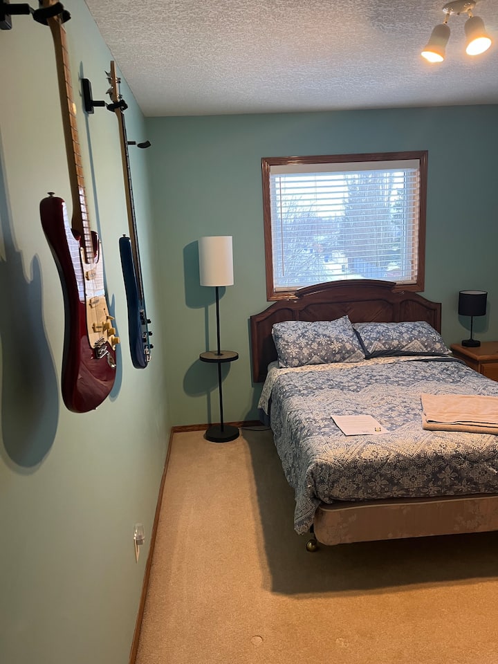 Cozy 1 Bedroom With Desk And Chair Ideal For Wfh - Okotoks