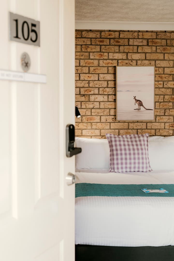 Deluxe Queen Room - Pet Friendly - Coolangatta