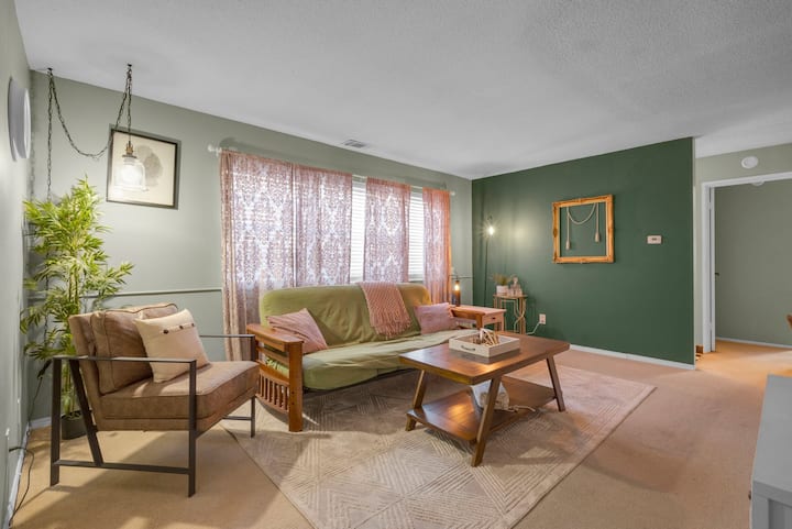 Delightful Condo For Nurses Near Mercy One & Unity - Des Moines, IA
